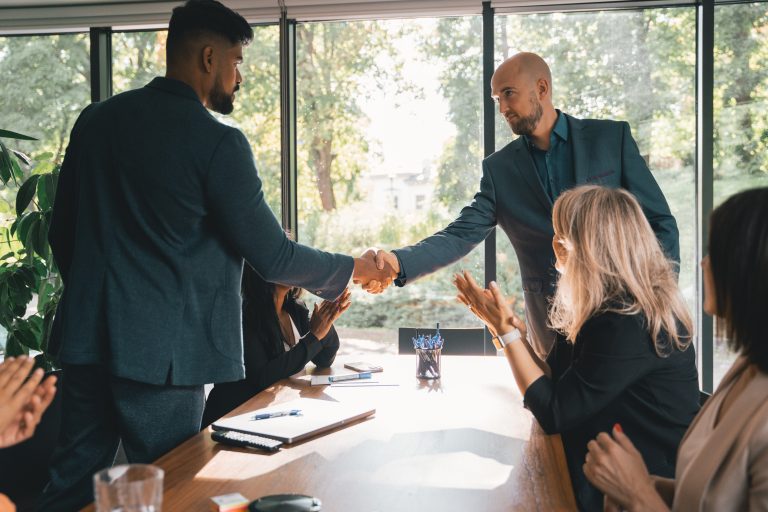 Summer hours at work: 6 types and how to implement them